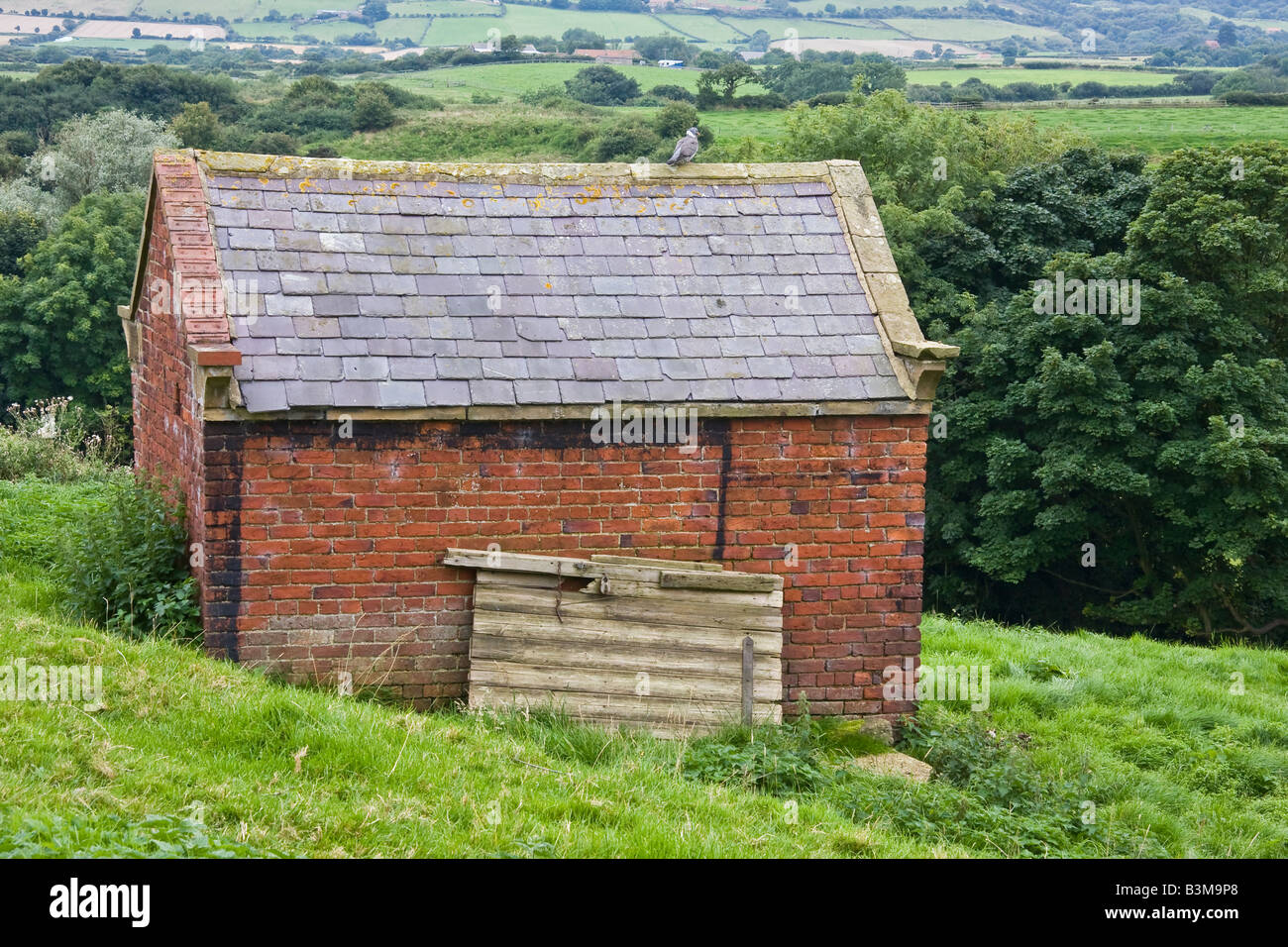 Old brick farm building in the countryside Stock Photo - Alamy