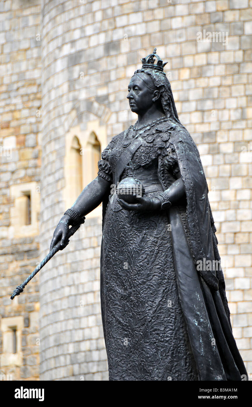 Statue of Queen Victoria, Windsor Castle, Berkshire, England Stock ...