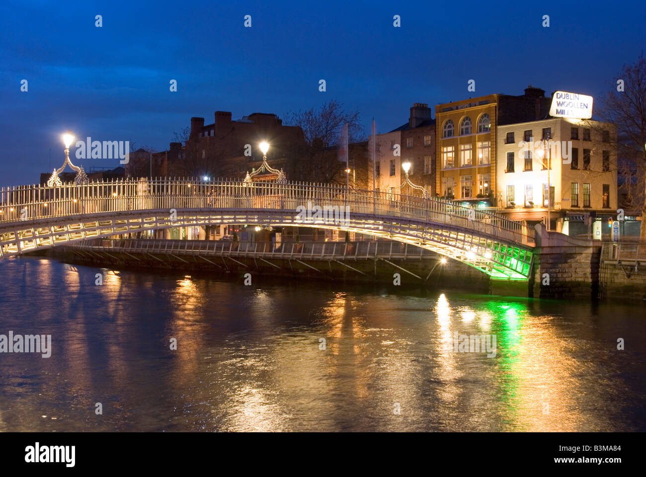 Hapenny bridge over liffey river hi-res stock photography and images ...