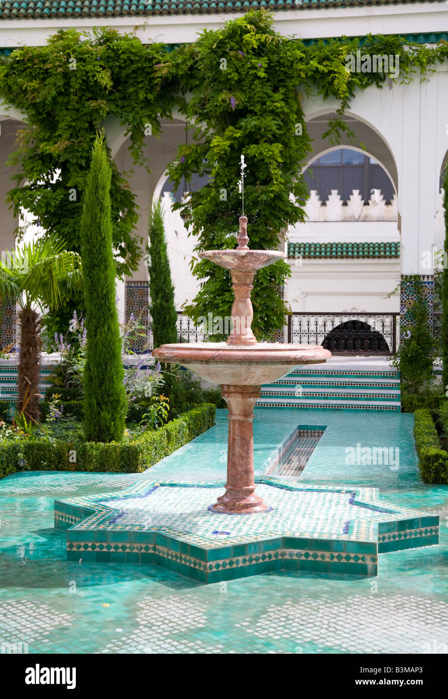 Fountain in the gardens of the Grand Mosque of Paris Stock Photo - Alamy