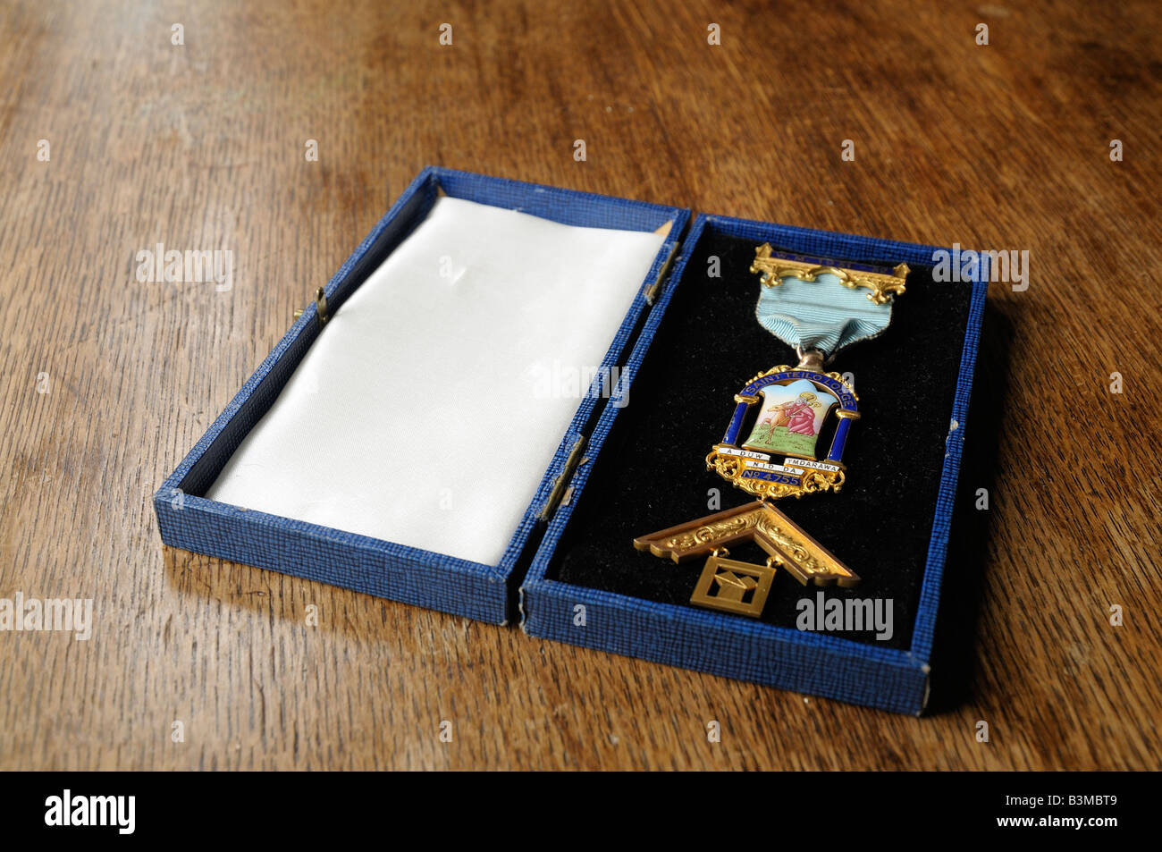 Masonic square and compass hi-res stock photography and images - Alamy