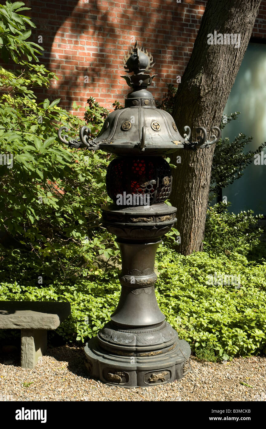 Colonial style lamppost hi-res stock photography and images - Alamy