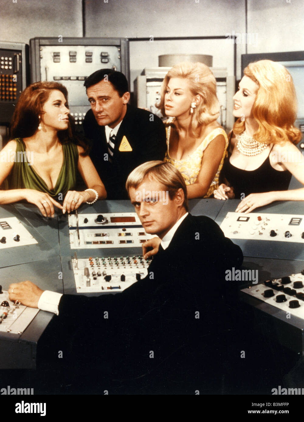 THE MAN FROM UNCLE US TV series with Robert Vaughan at back and David ...