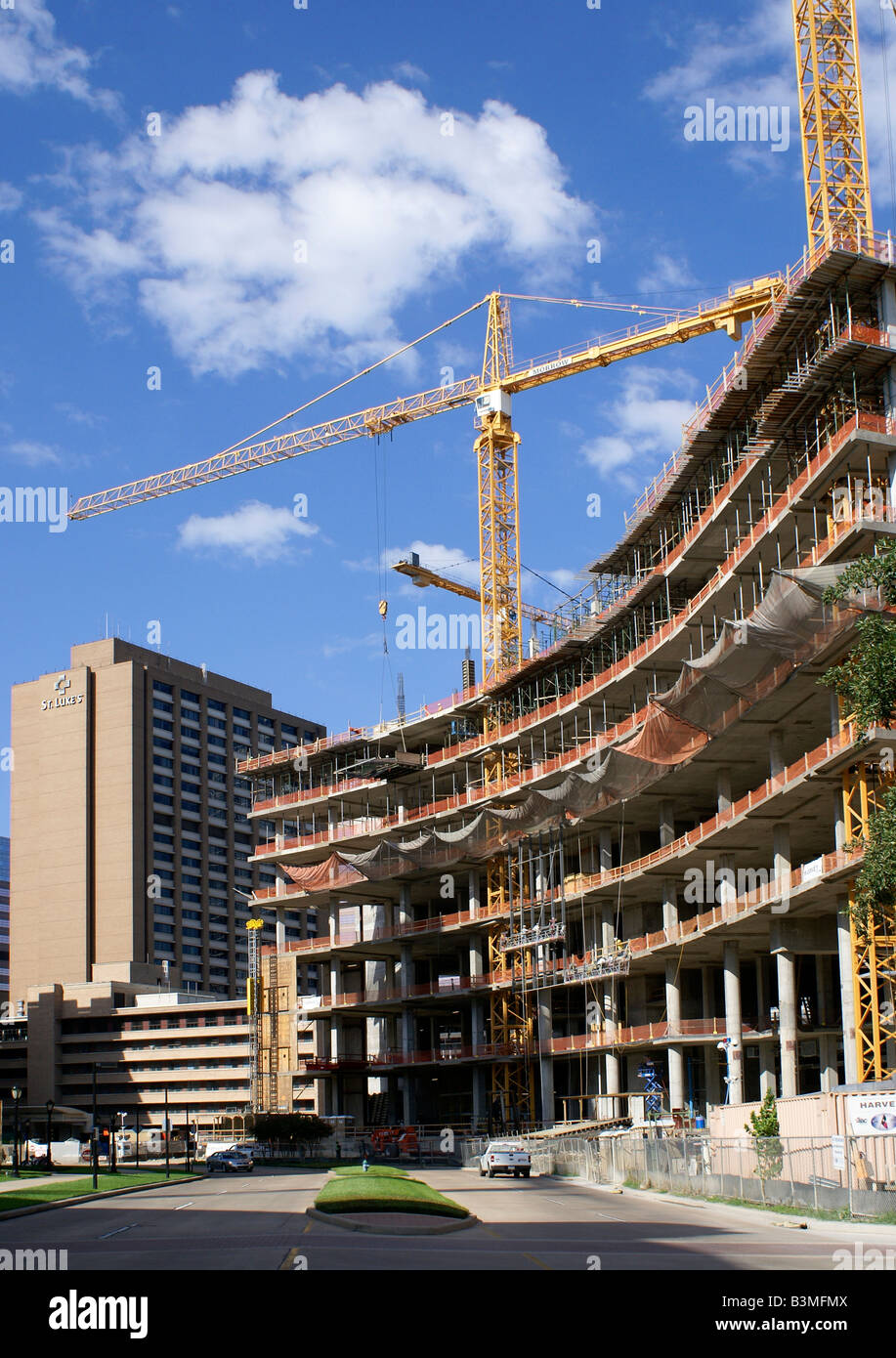 Large lifting cranes used for building construction Stock Photo - Alamy
