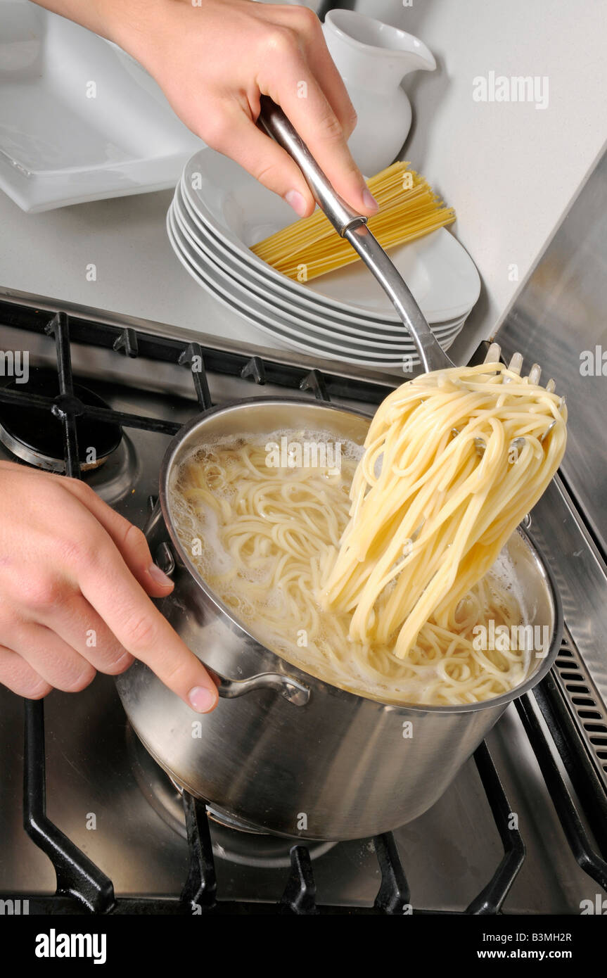 MAN COOKING SPAGHETTI Stock Photo - Alamy