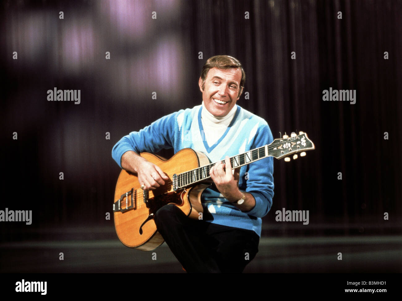VAL DOONICAN Irish entertainer about 1967 Stock Photo - Alamy