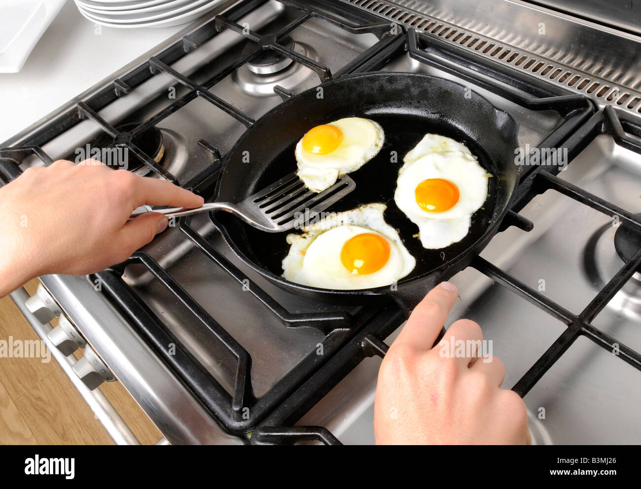 MAN FRYING EGGS Stock Photo - Alamy