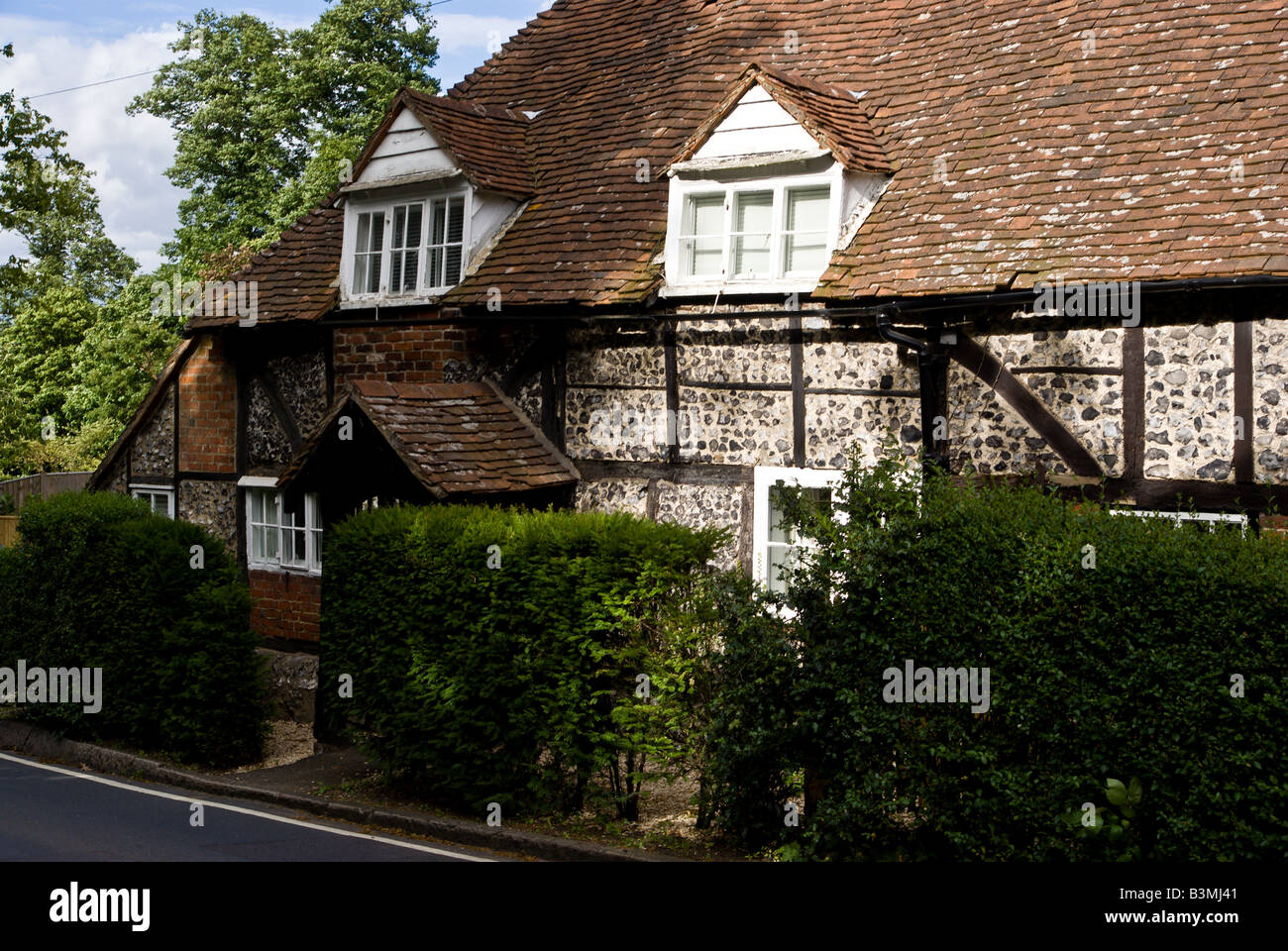 Traditional english cottage in Surrey Stock Photo - Alamy