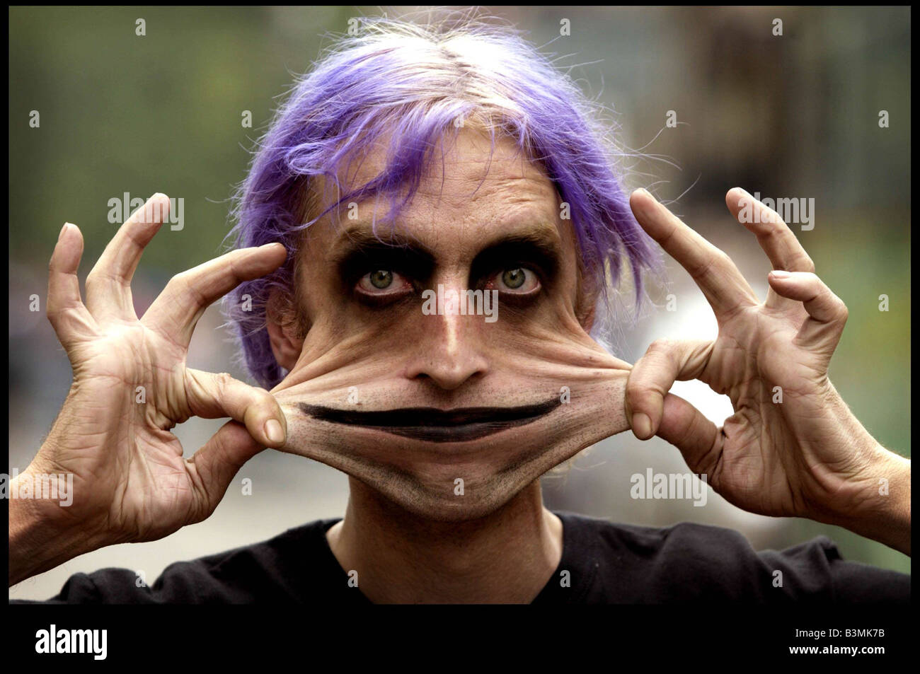 Edinburgh Festival cavalcade August 2002 Gary Stretch stretching his ...