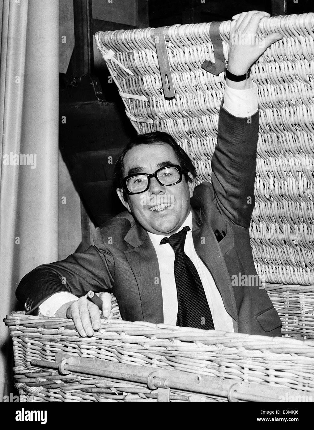 Ronnie Corbett comedian sitting in hamper mirrorpix Stock Photo - Alamy