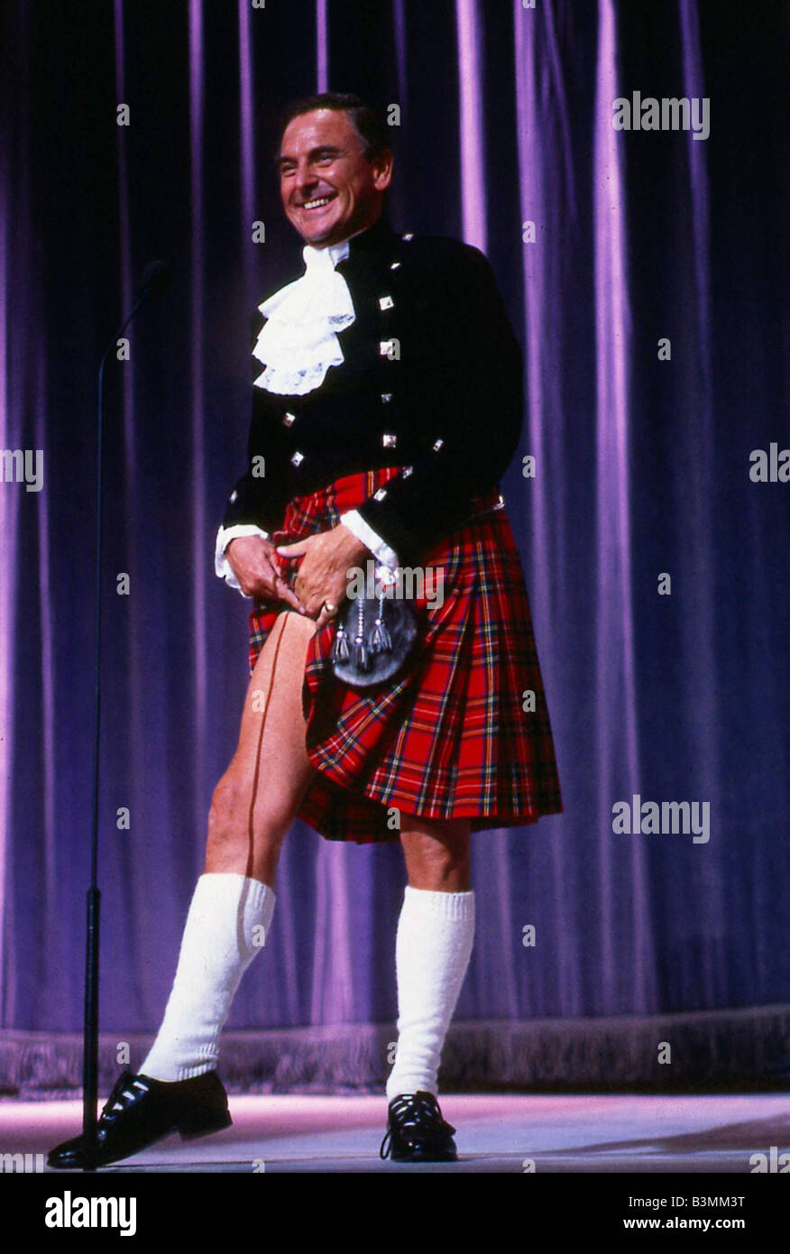 Bob Monkhouse on stage wearing kilt 1989 Stock Photo - Alamy