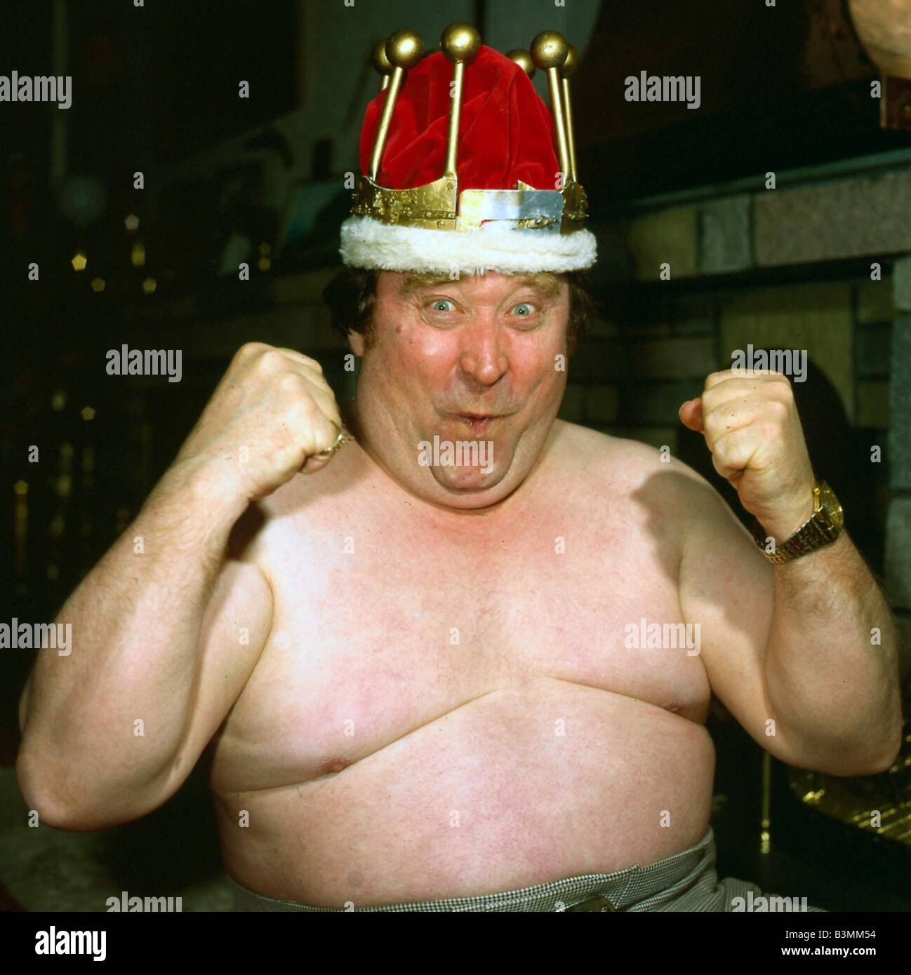 Bernard Manning wearing crown fists clenched January 1986 mirrorpix ...