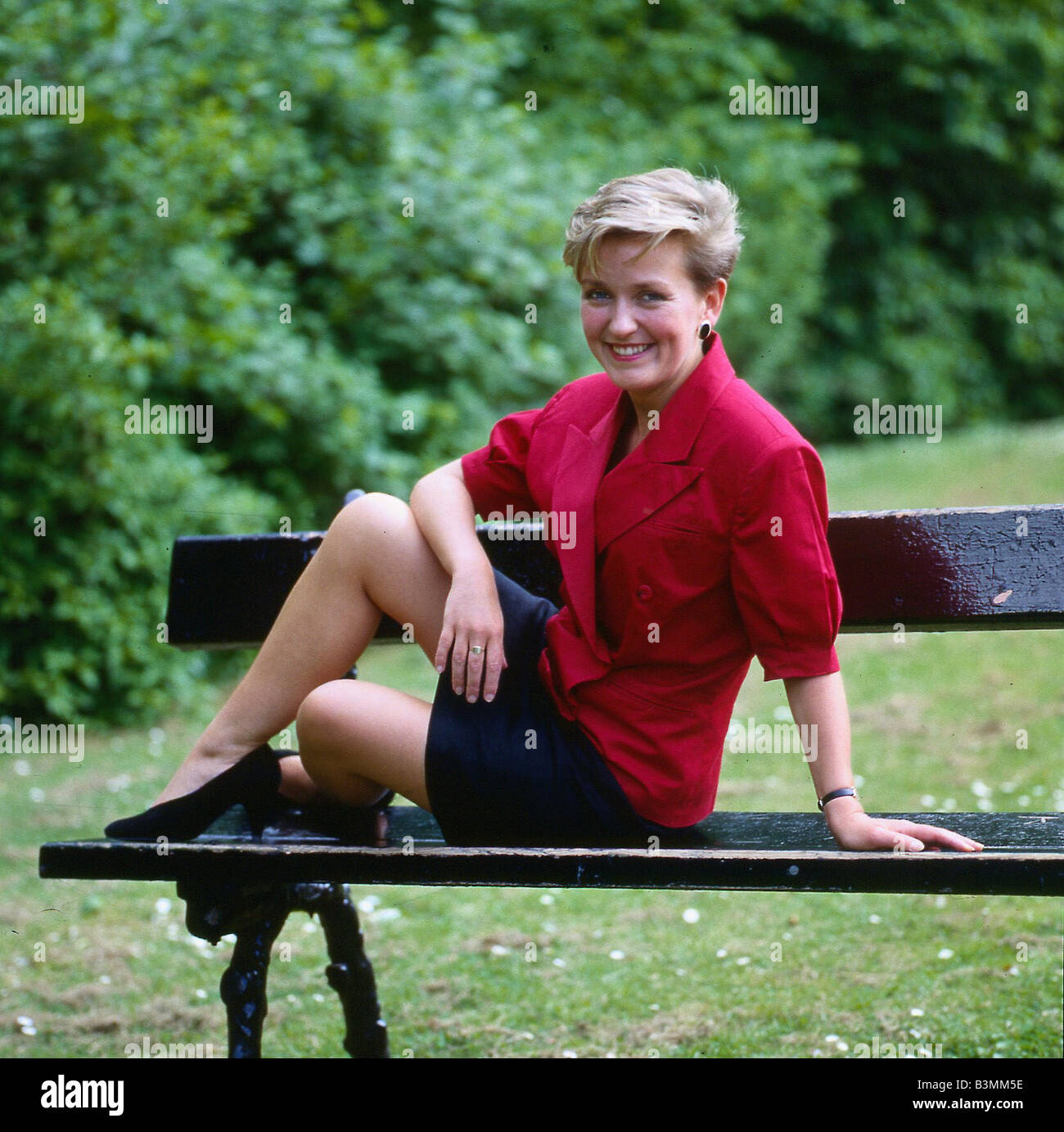 Brenda Paterson TV presenter July 1989 sitting on a park bench Stock ...