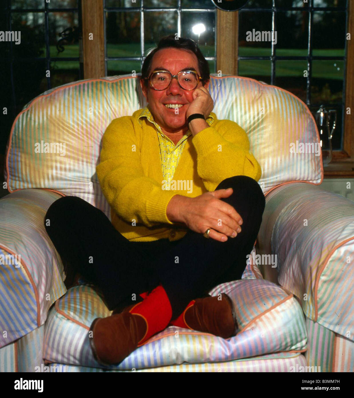 Ronnie Corbett at home on armchair March 1987 mirrorpix Stock Photo - Alamy