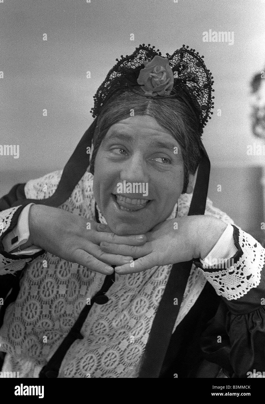 Norman wisdom 1950 hi-res stock photography and images - Alamy