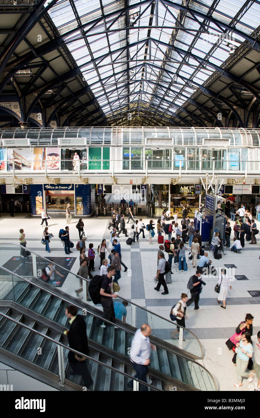 Part of the main concourse inside Liverpool Street Station, London ...