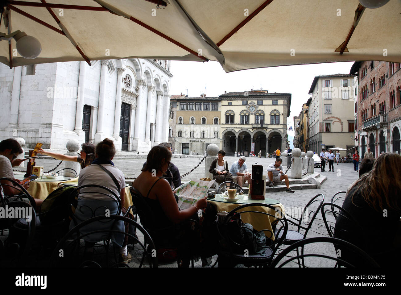 Italy Lucca Sidewalk cafe in Lucca at lunchtime Stock Photo - Alamy