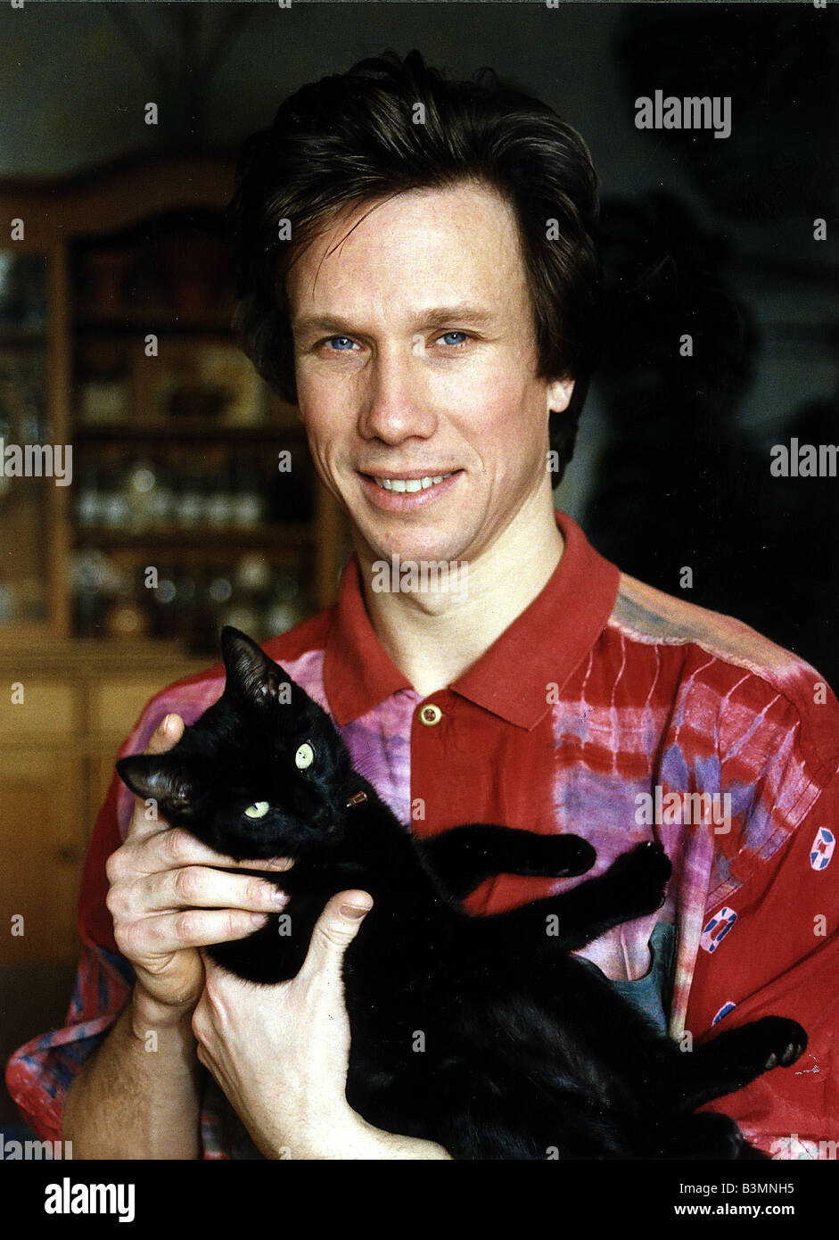 Peter Duncan TV Presenter holding cat Stock Photo - Alamy