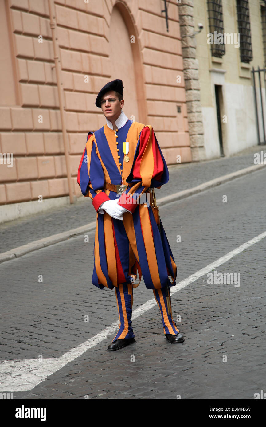 Swiss guard in the vatican hi-res stock photography and images - Alamy