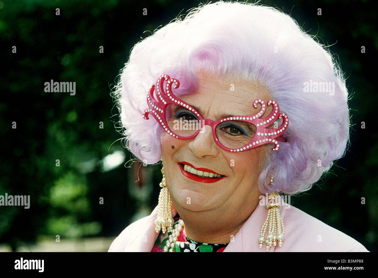 Dame edna hi-res stock photography and images - Alamy