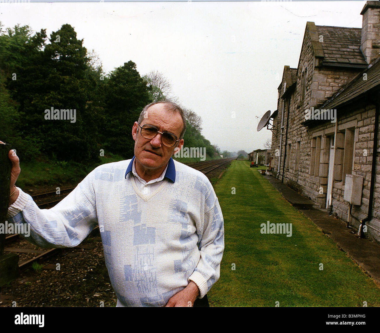 Jim Bowen TV Presenter of Bullseye at home Stock Photo - Alamy