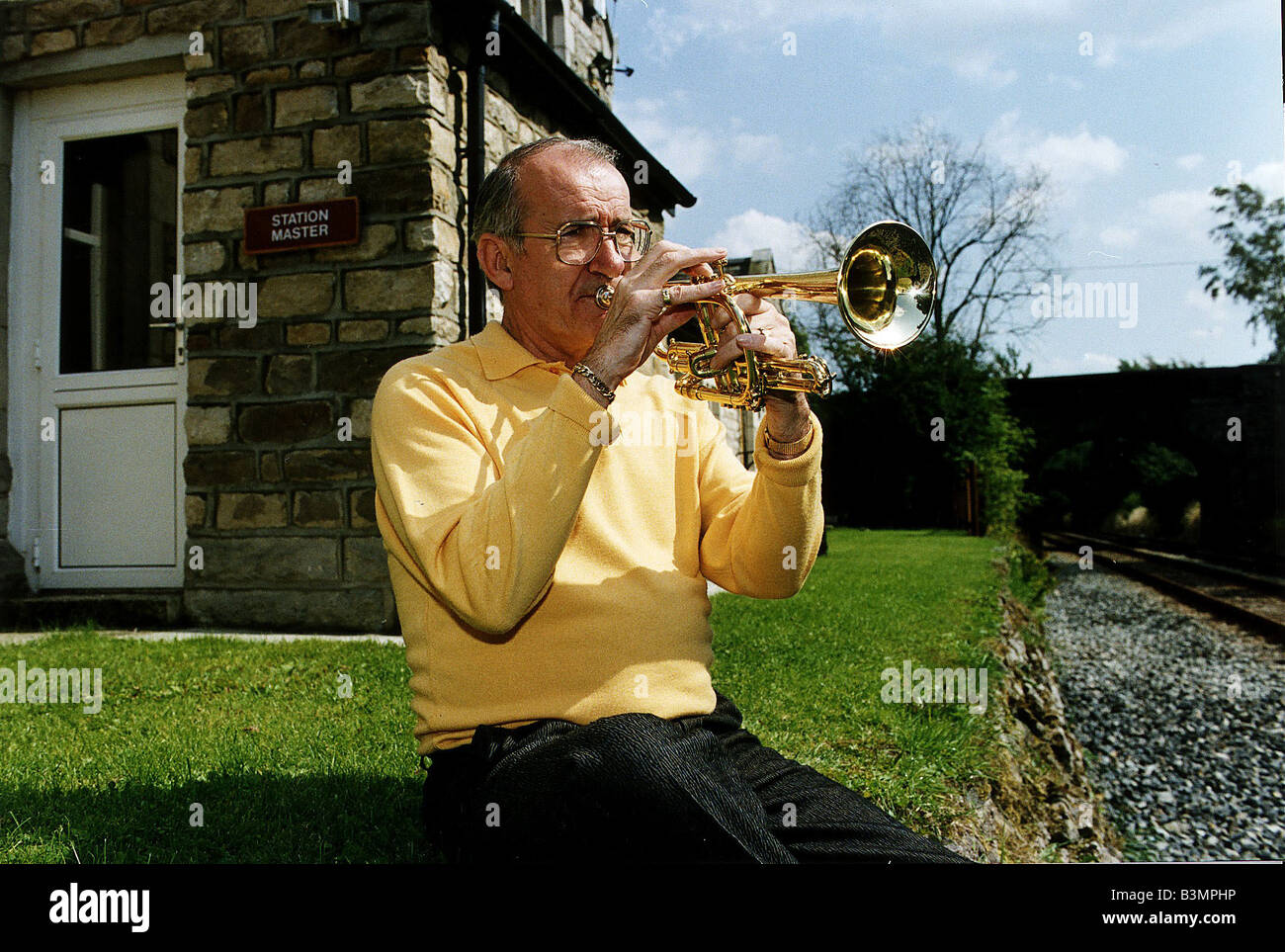 Jim Bowen TV Presenter Bullseye at home Mirrorpix Stock Photo - Alamy
