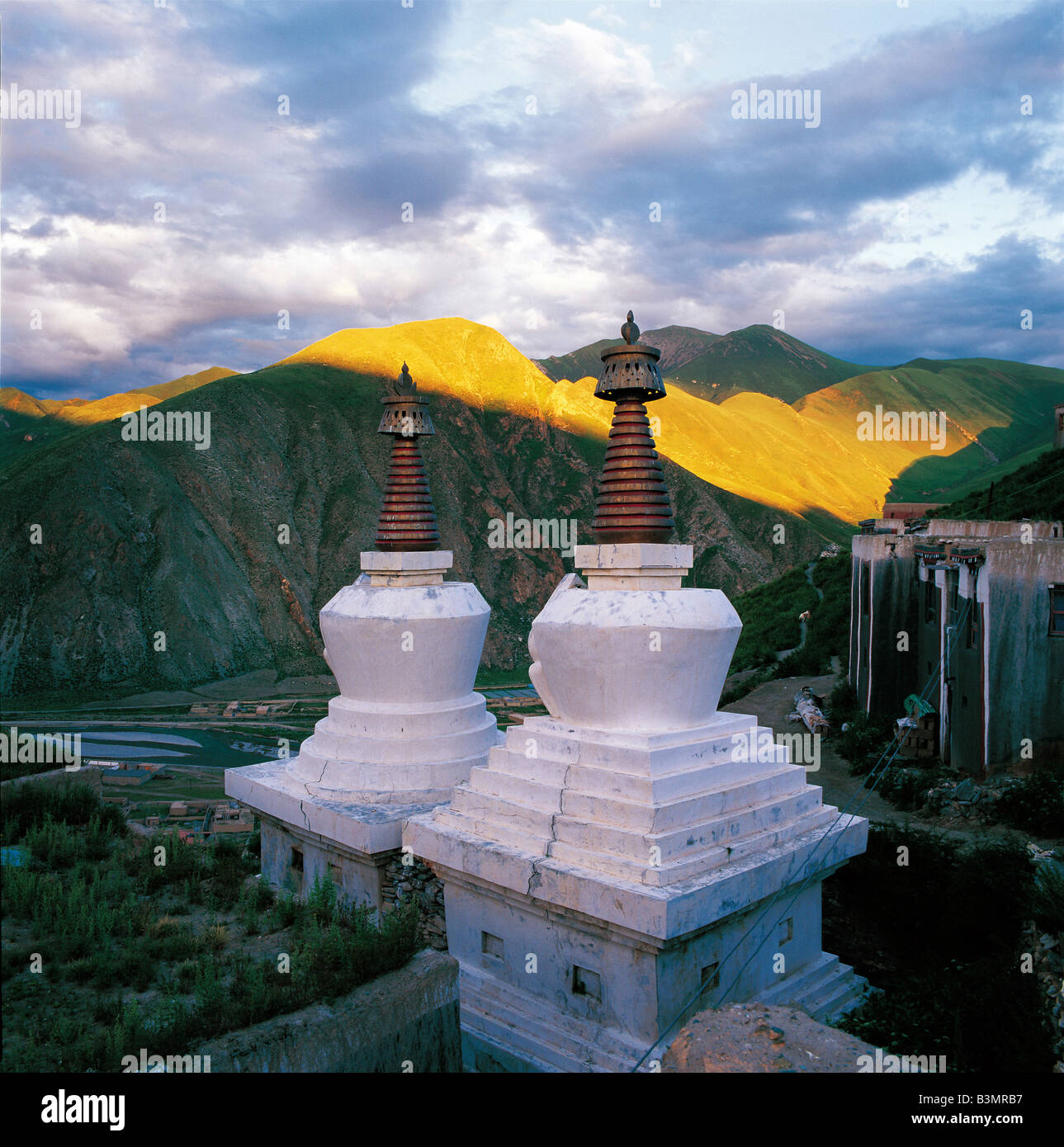 Buddhist structure hi-res stock photography and images - Alamy