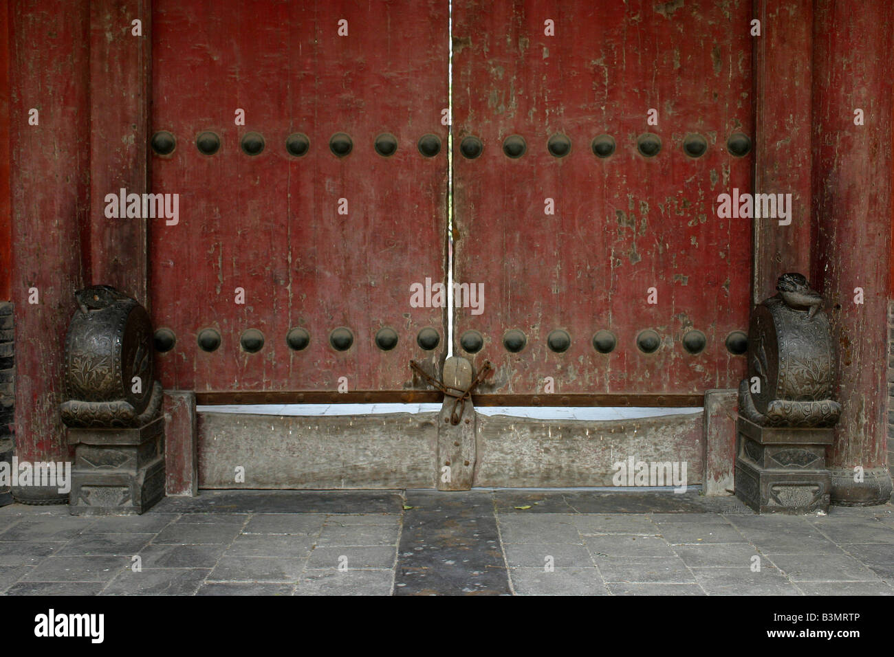 Sculpture Beside The Gate,China Stock Photo - Alamy