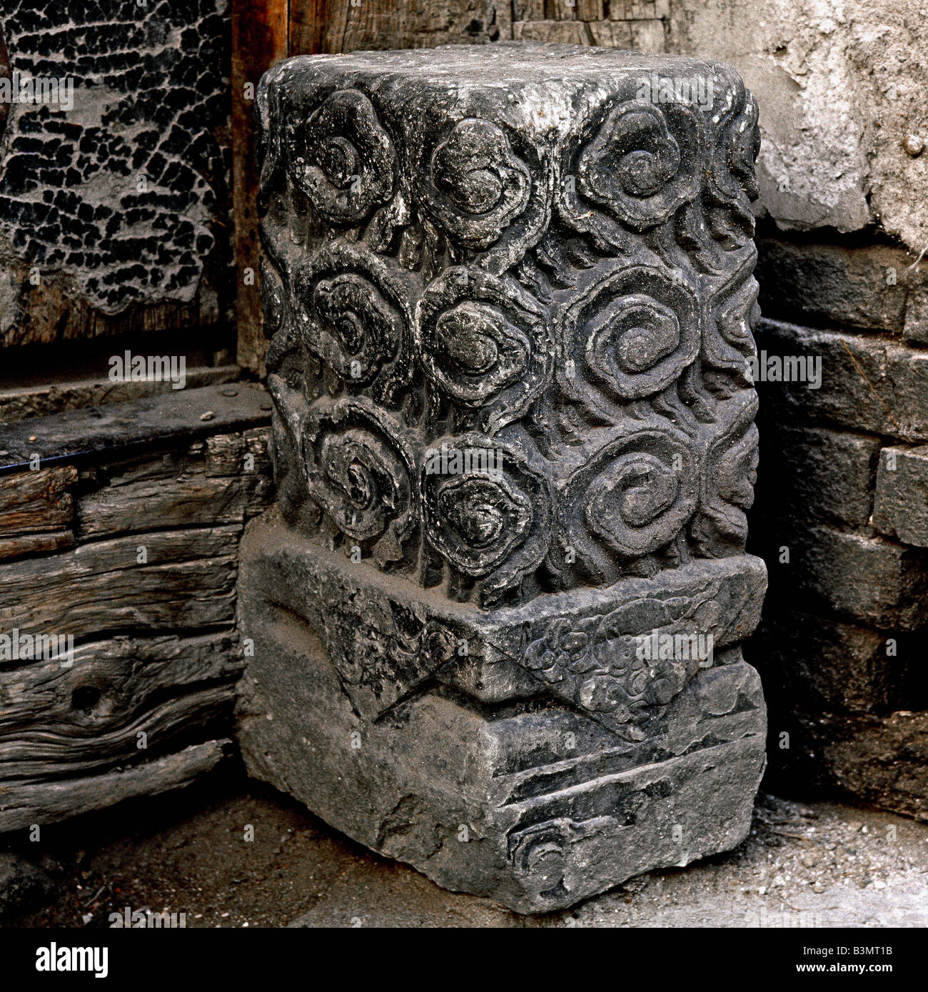 Sculpture Beside The Gate,China Stock Photo - Alamy