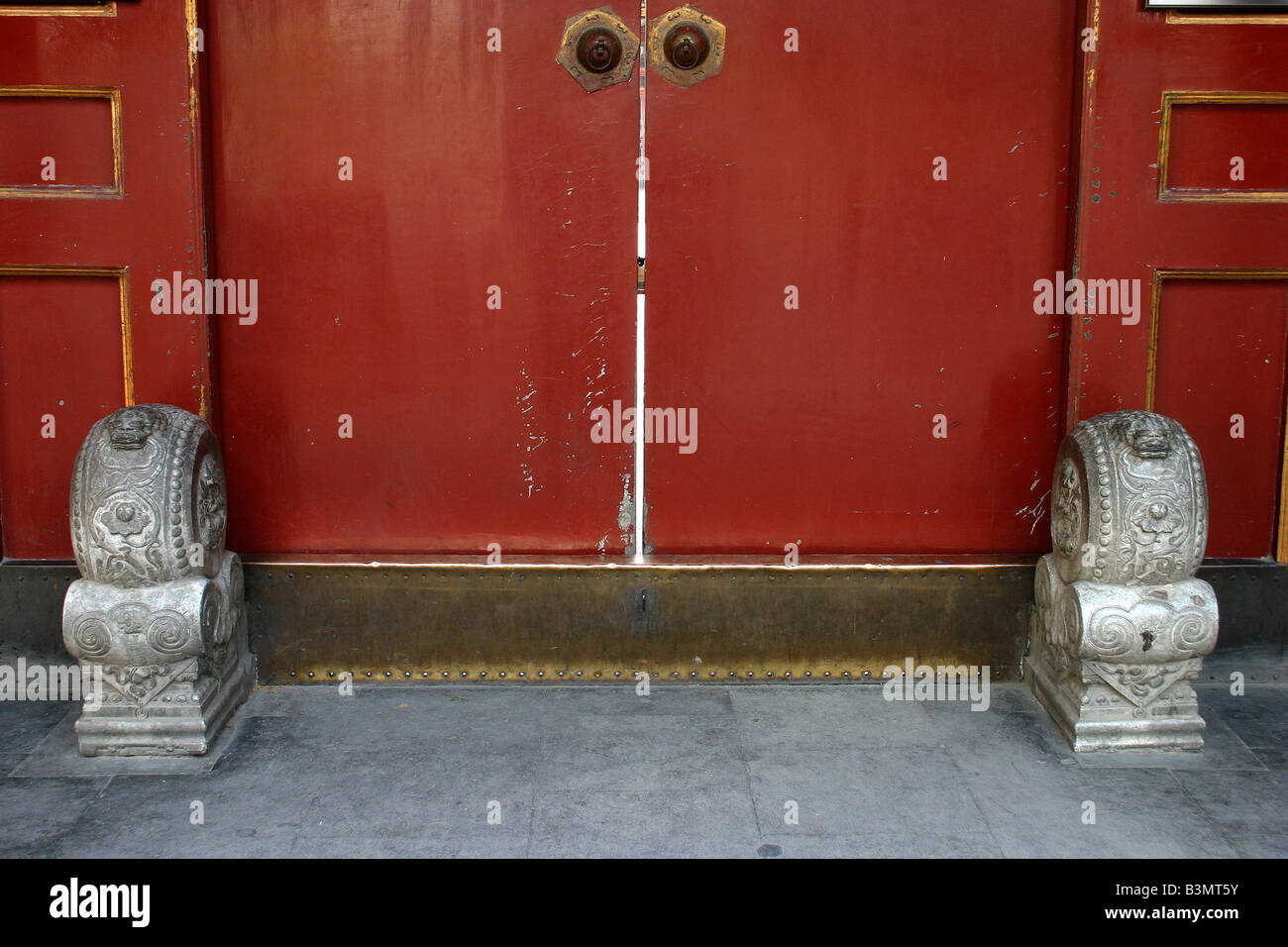 Sculpture beside the gate of temple hi-res stock photography and images ...