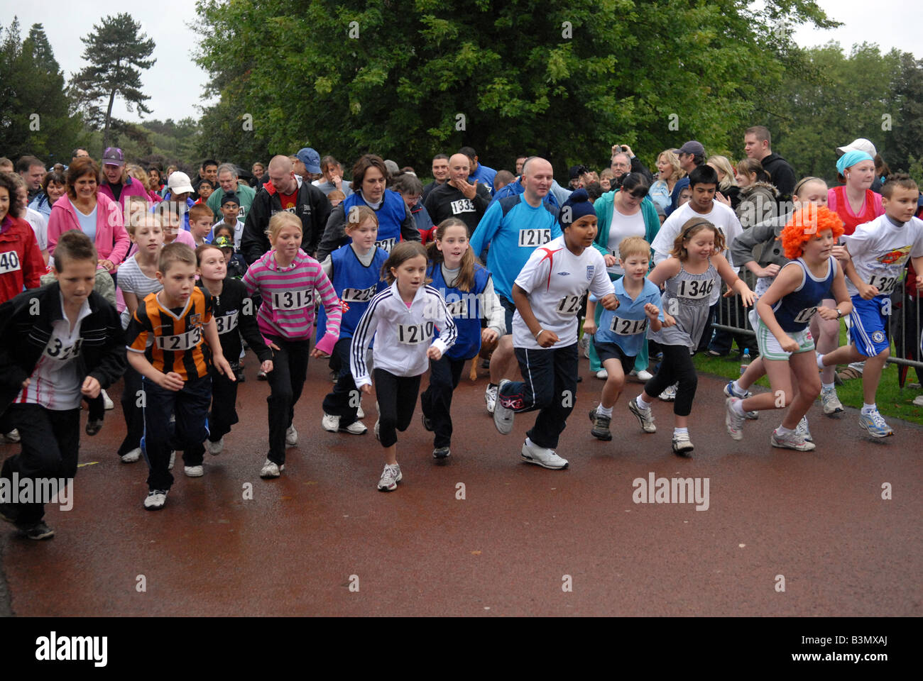 Children running race at school hi-res stock photography and images - Alamy
