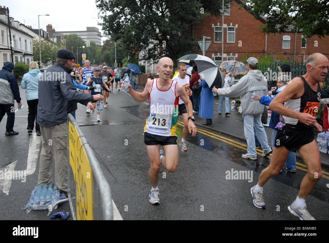 Marathon water station hi-res stock photography and images - Alamy