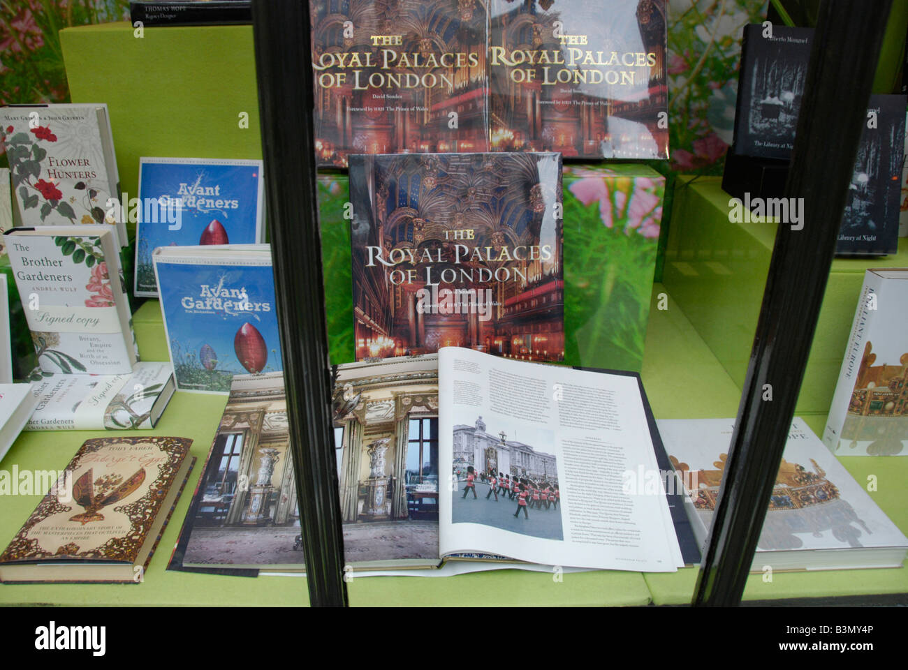 Bookshop window hi-res stock photography and images - Alamy