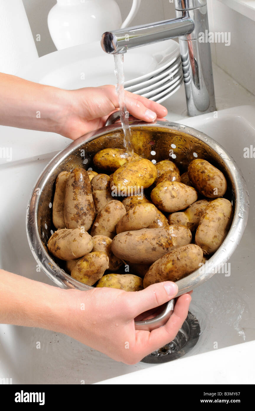 Washing potatoes hi-res stock photography and images - Alamy