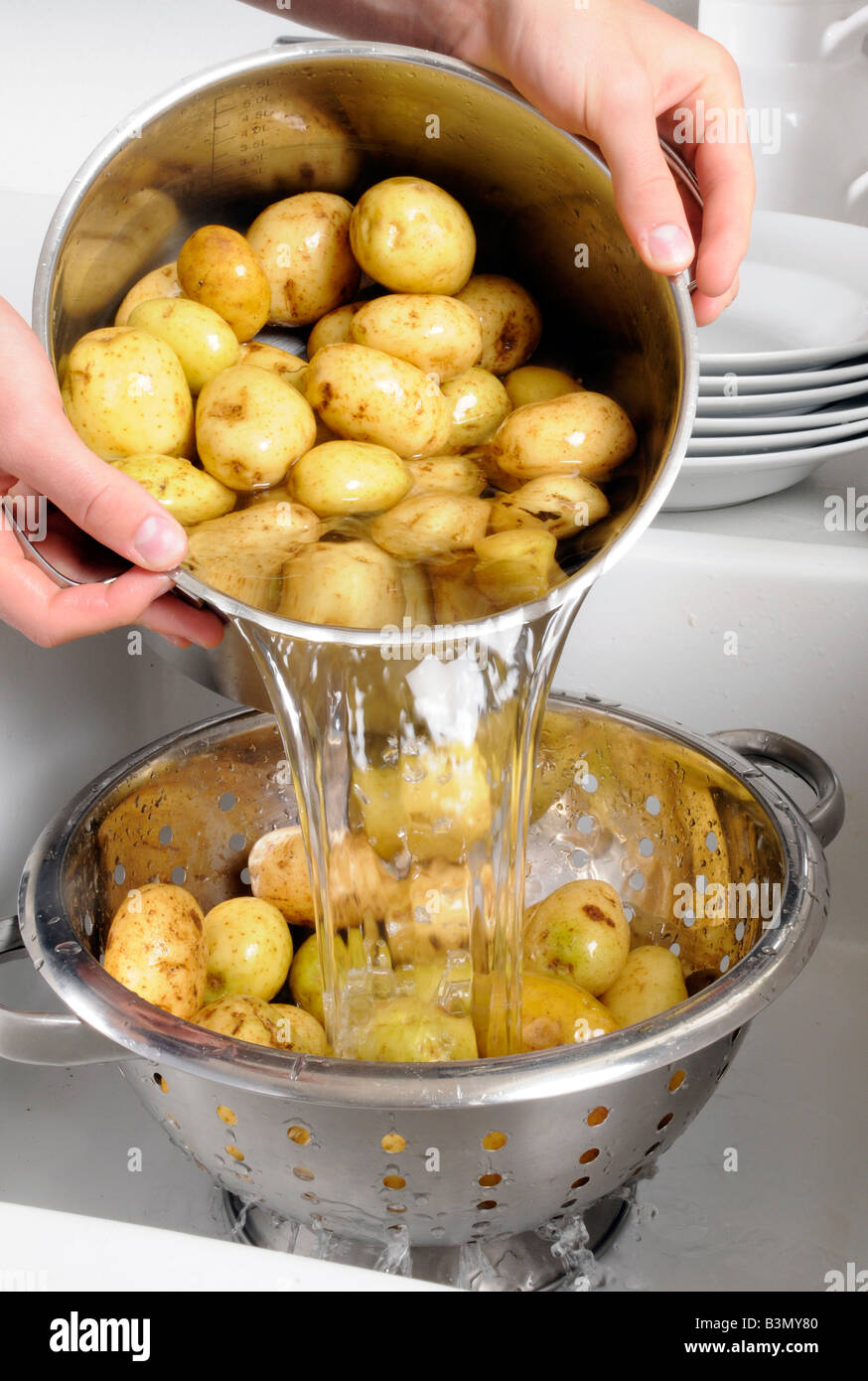 Draining potatoes hi-res stock photography and images - Alamy