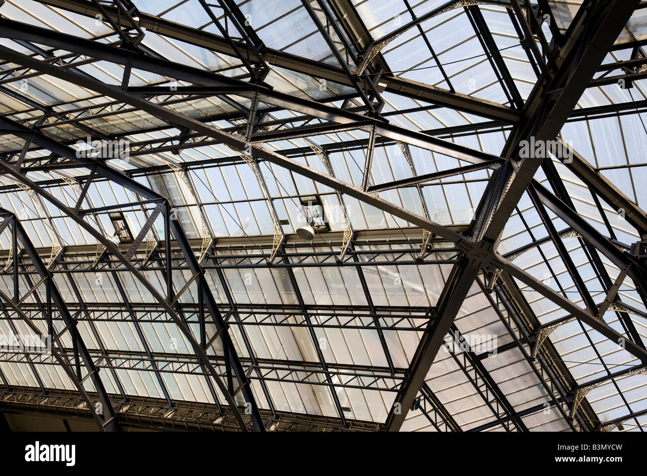 Detail of the roof construction of Liverpool Street Station, London ...