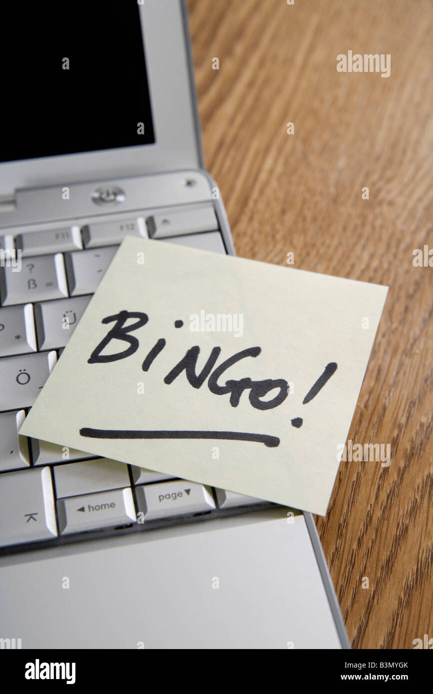 Adhesive note on laptop saying "Bingo Stock Photo - Alamy