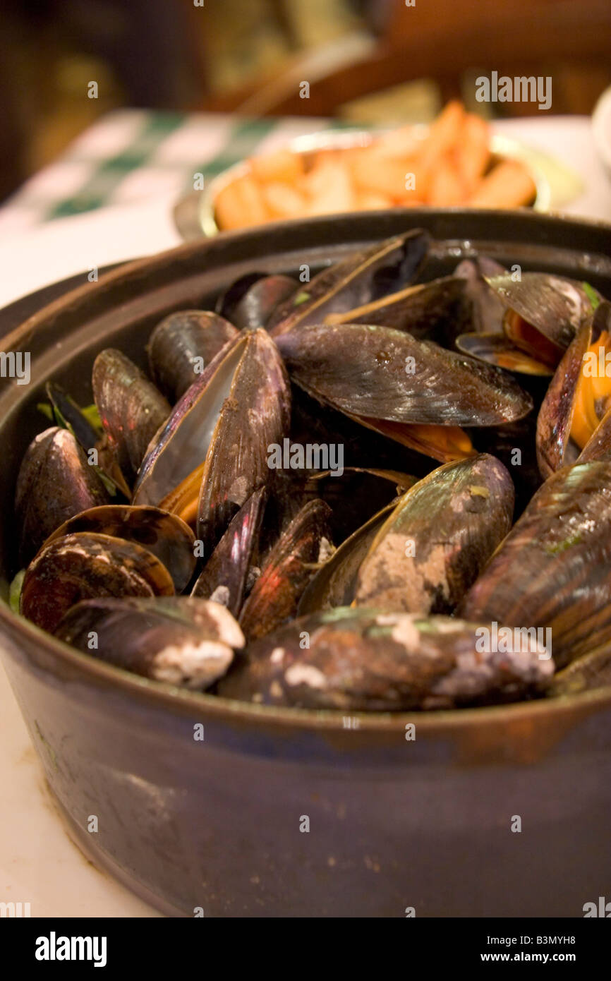 Modern fish and chips shop hi-res stock photography and images - Alamy