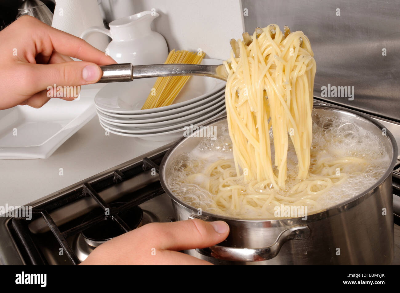 MAN COOKING SPAGHETTI Stock Photo - Alamy