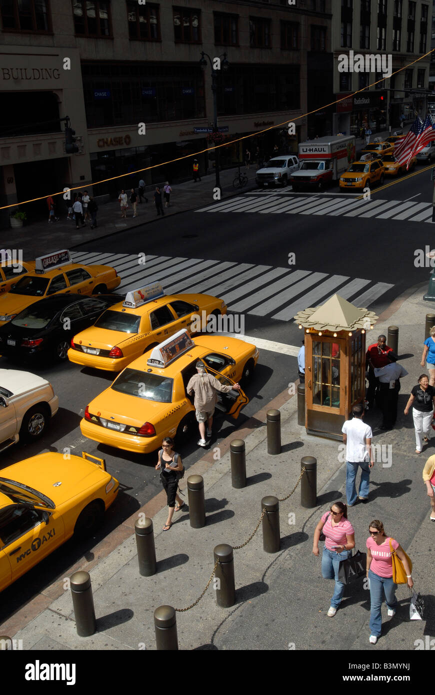 Taxi queue outside Grand Central Terminal on East 42nd Street in New ...