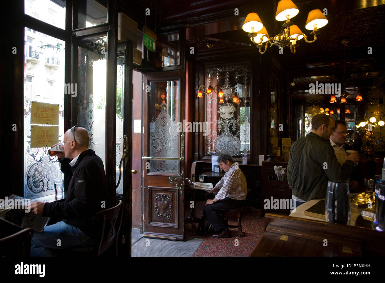 Old Victorian Traditional Pub Stock Photos & Old Victorian Traditional ...