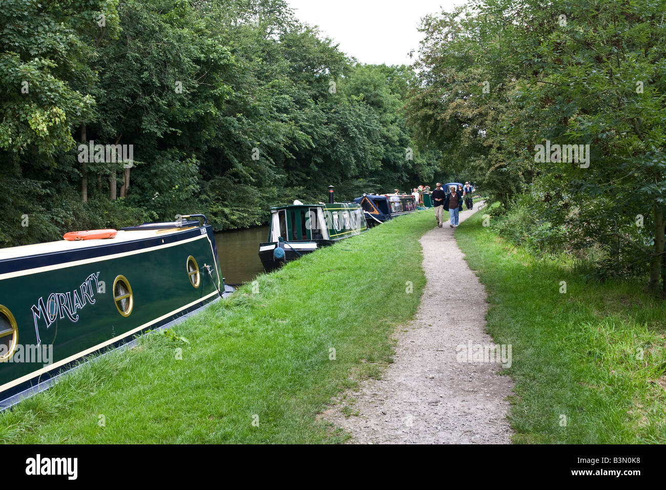 Canal tow path at Gargrave, Yorkshire Stock Photo - Alamy