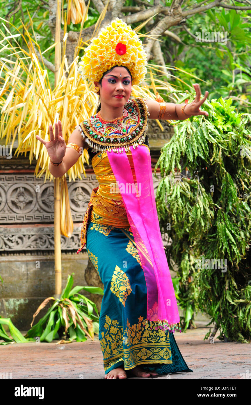 Janger dance hi-res stock photography and images - Alamy