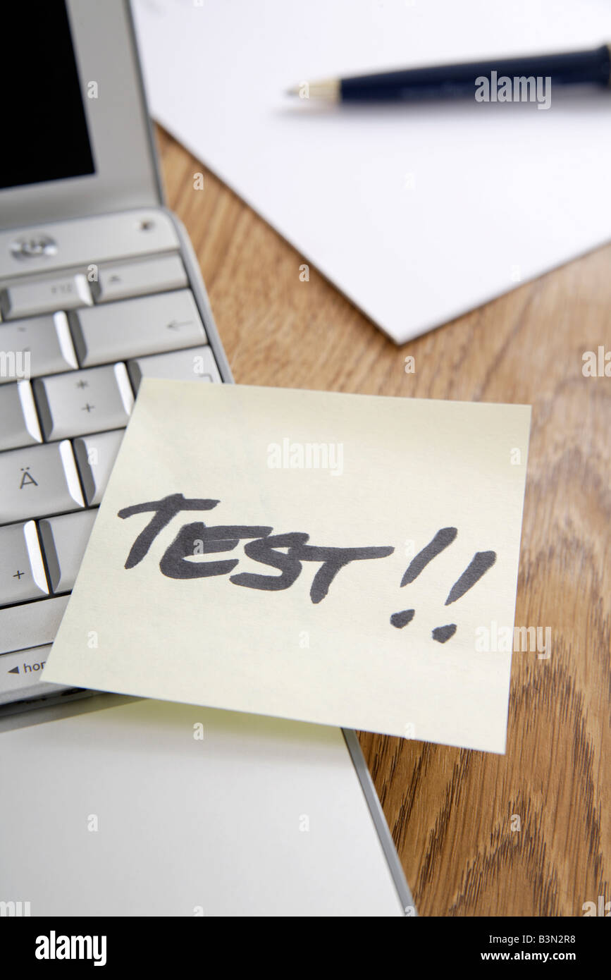 Adhesive note on laptop saying "test Stock Photo - Alamy