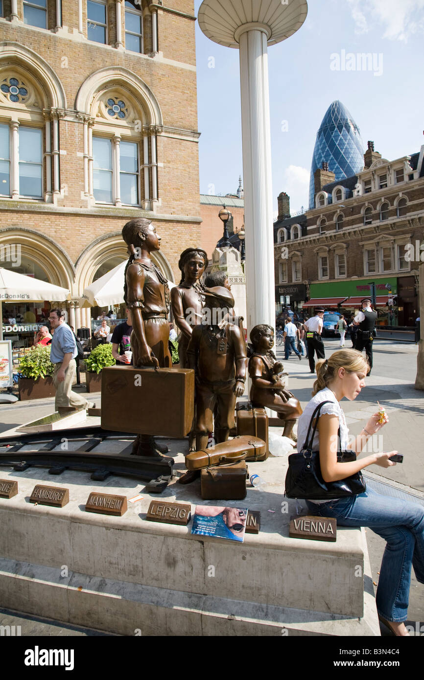 Kindertransport statue hi-res stock photography and images - Alamy