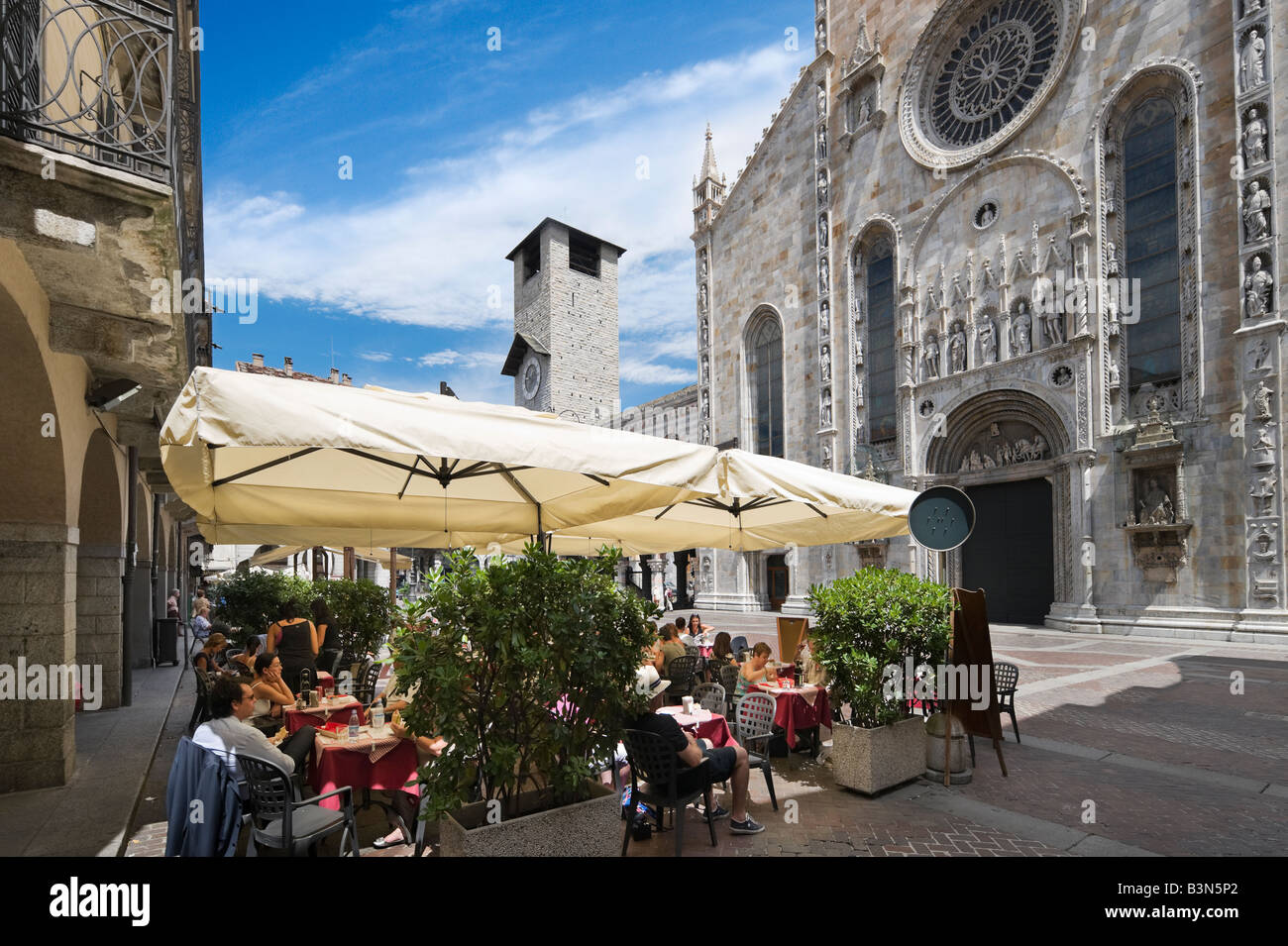 Cafe in front of the cathedral (the Duomo), Piazza del Duomo, Como ...