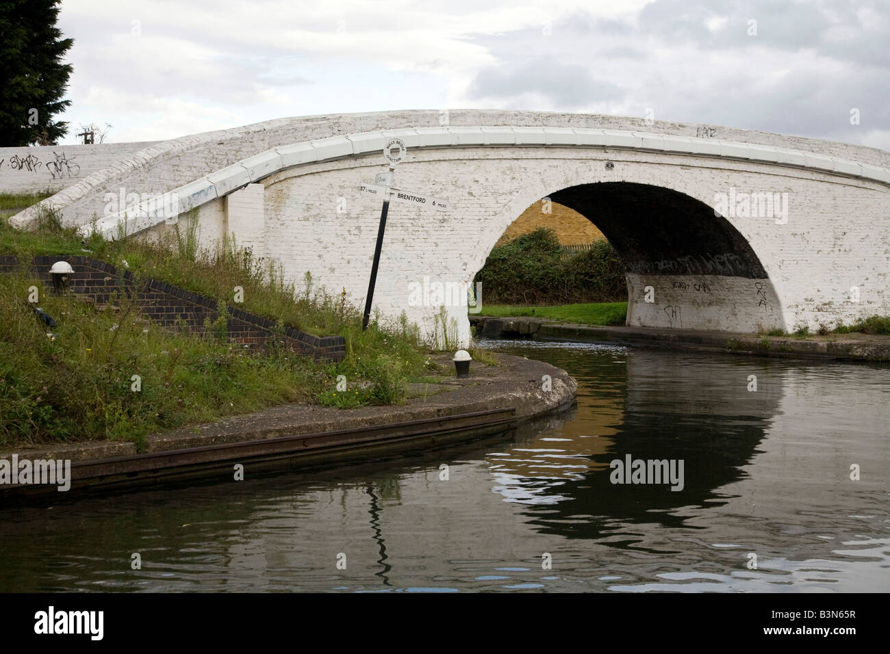 British Waterways, Bulls Bridge Junction. Grand Union Canal Stock Photo ...