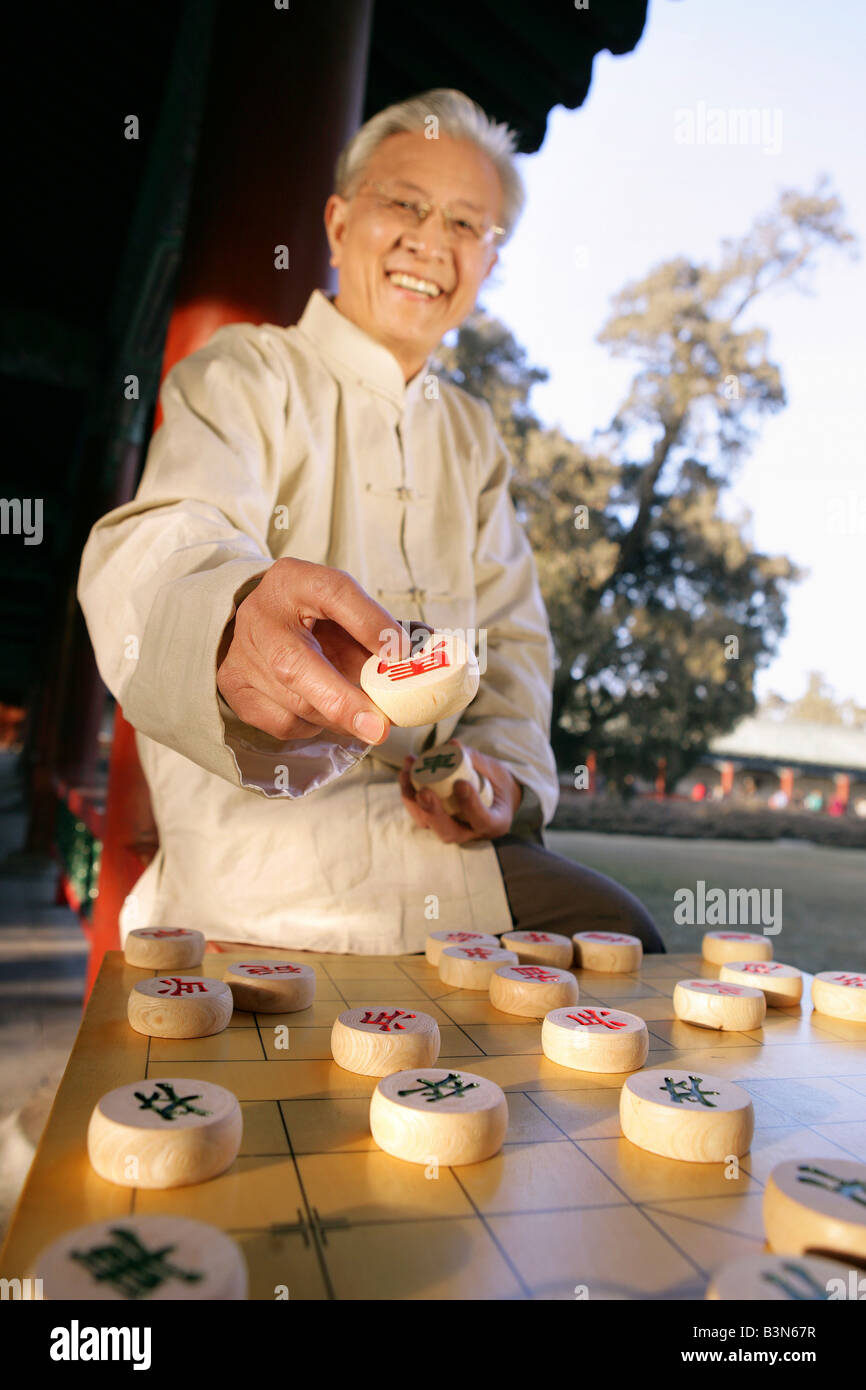Old men playing chinese chess hi-res stock photography and images - Alamy