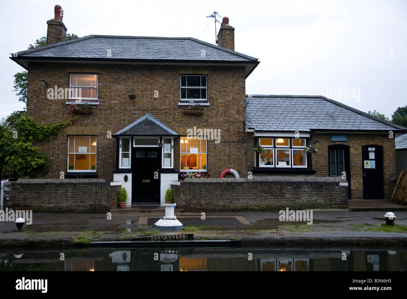 British Waterways Cowley Lock no:89. Lock house, lock and narrowboats ...