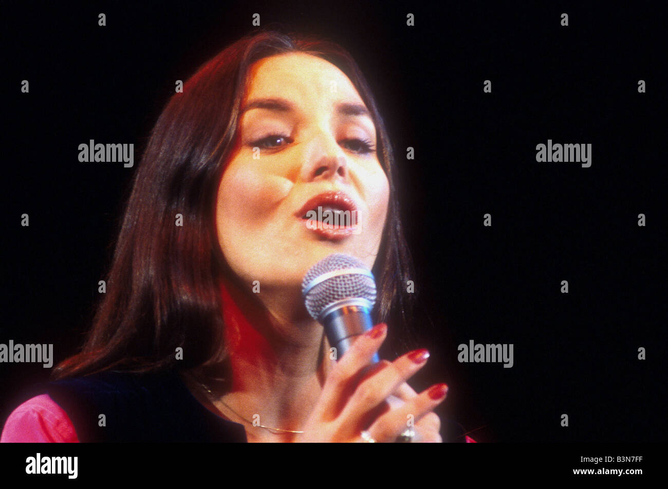 Singer crystal gayle hi-res stock photography and images - Alamy